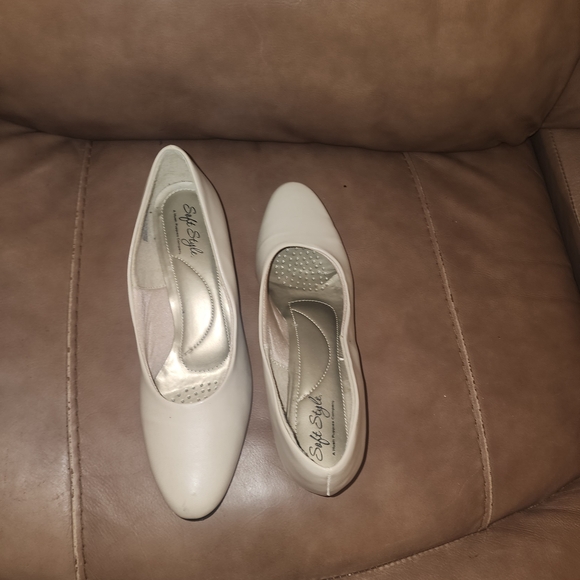 Soft Style | Shoes | Soft Style Womens Cream Pumps | Poshmark